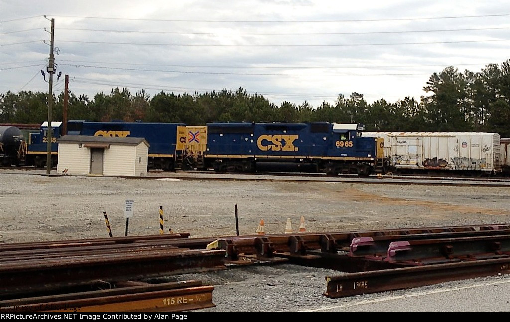 CSX GP40-2 6965 and mate 2365